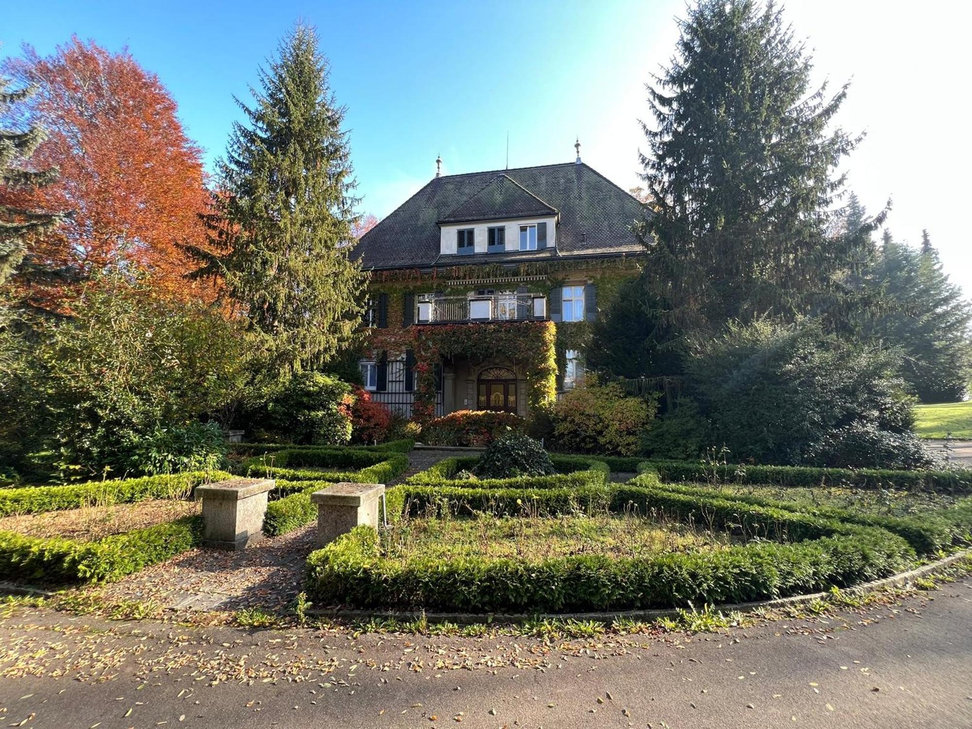 Representative villa with historic charm in a unique park setting ...
