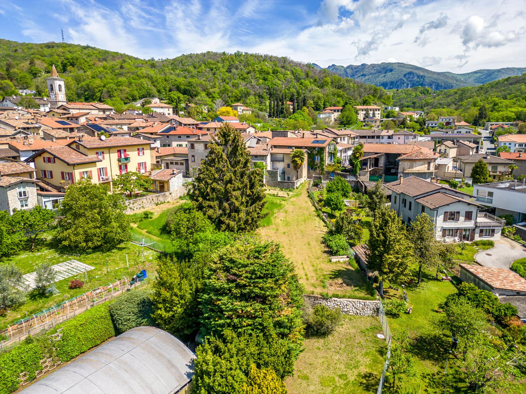 Arzo, beautiful building plot in full sun,