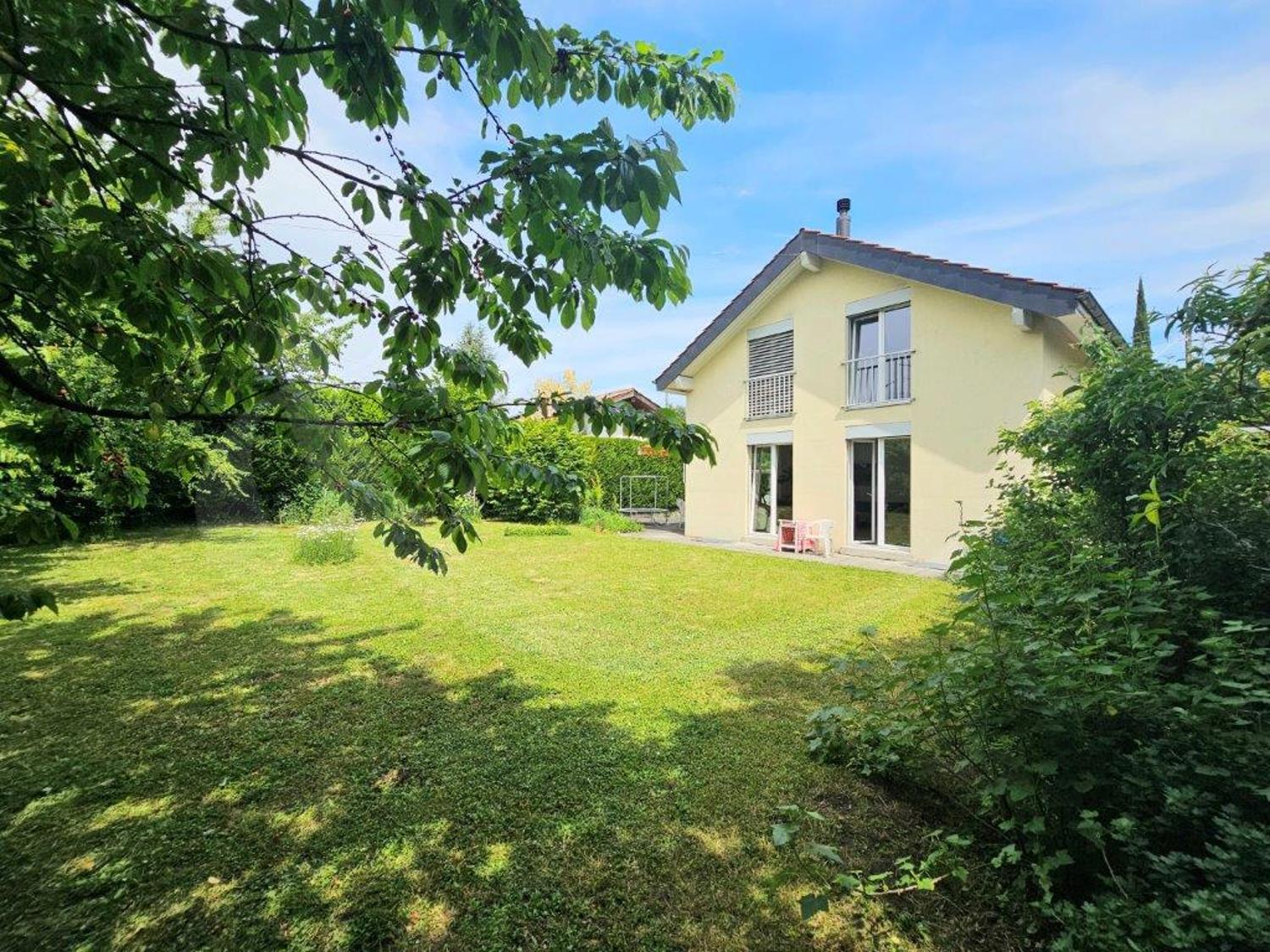 Charmante maison individuelle à fort potentiel avec élégant jardin ...