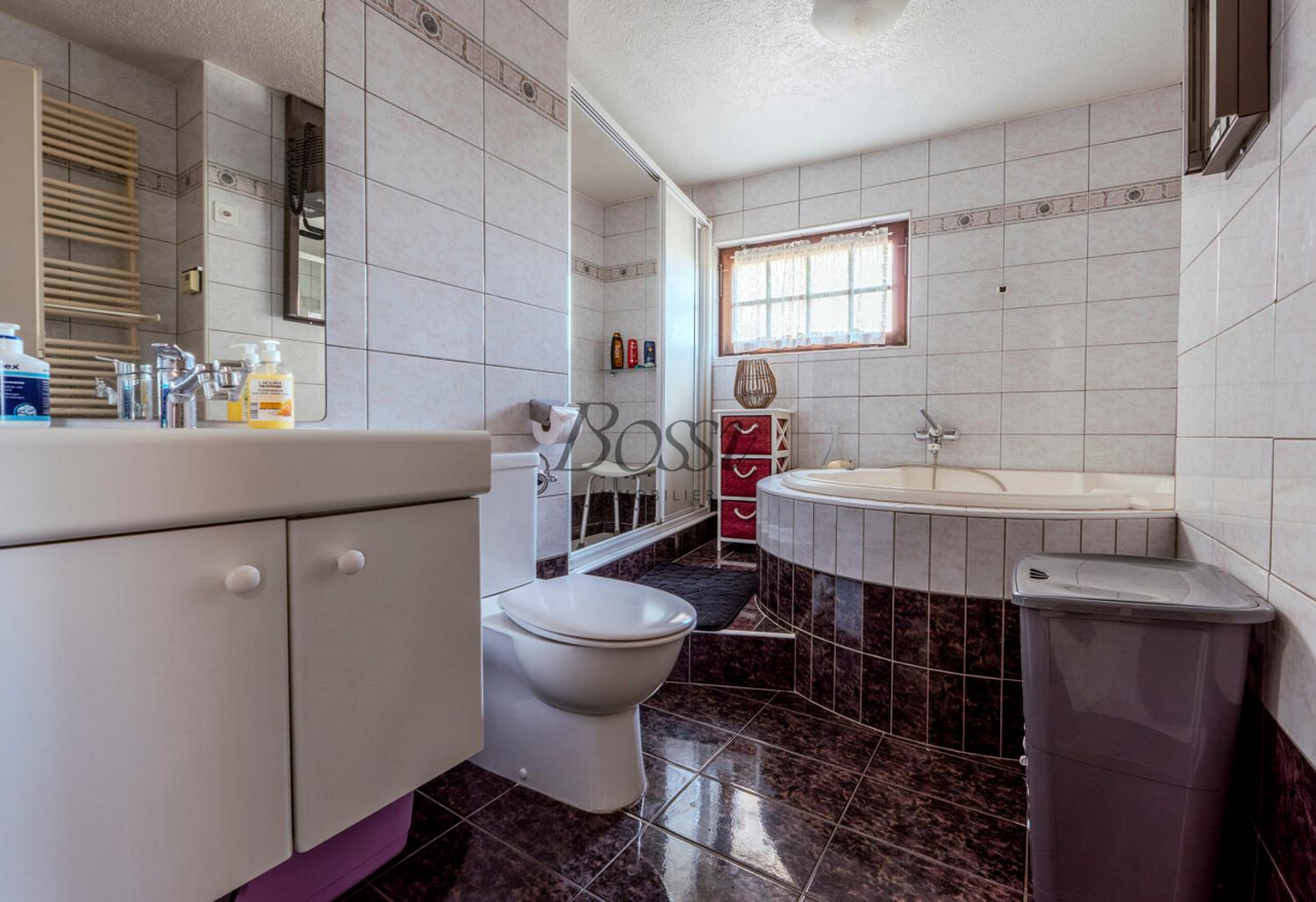 Maison contiguë - 8 pièces - pour CHF 1590000 - 180 m²