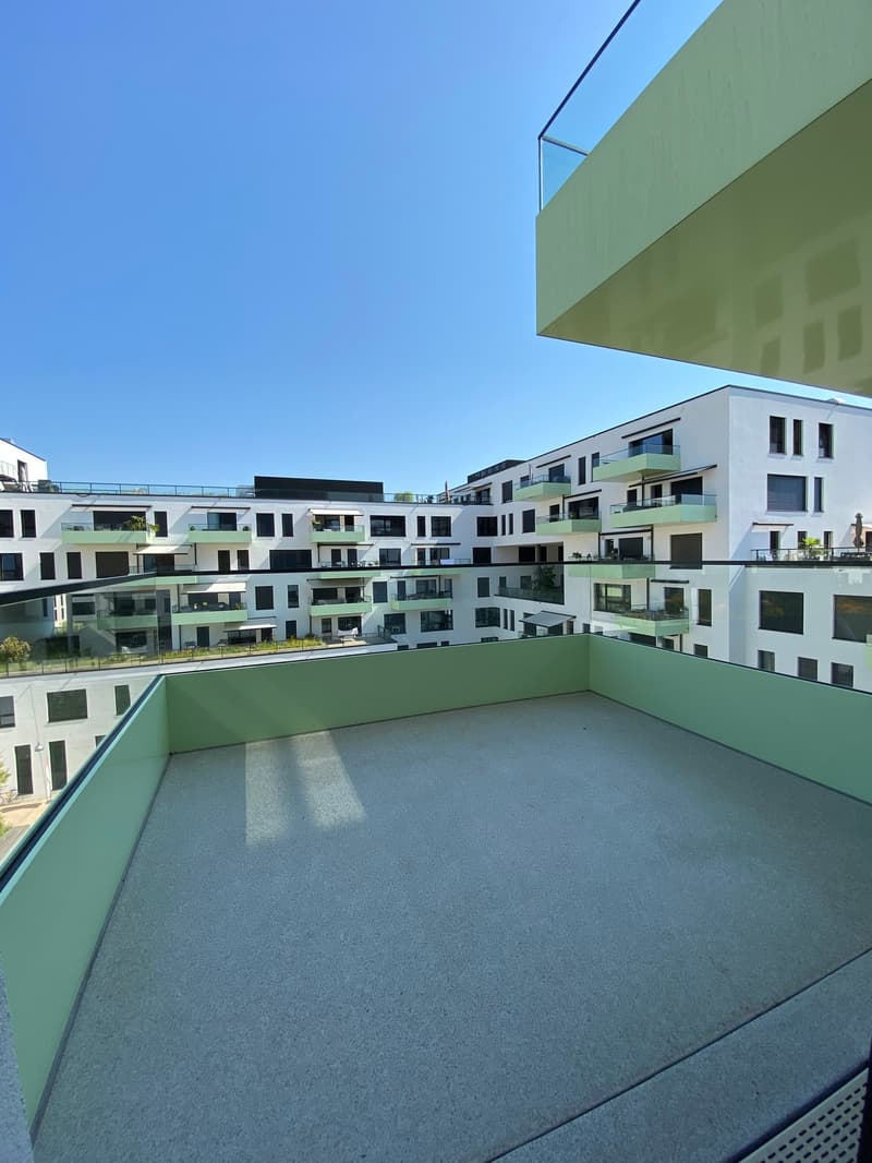 Modern offices with private balconies in Wright-Place Glattpark.
