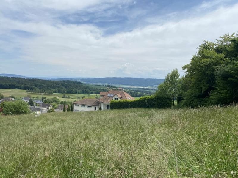 Exclusive plot with far-reaching views in a well-sunned slope location ...