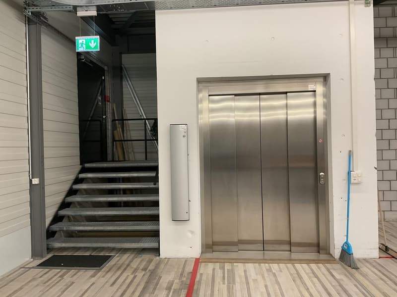 Heated storage space, 870 sqm with floor and lighting