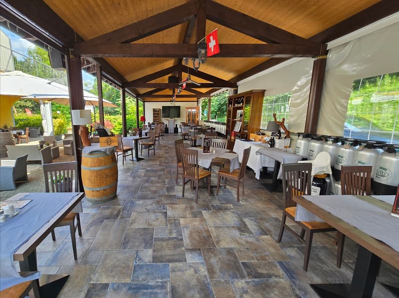 Structure with restaurant for one hundred guests and eight rooms with ...