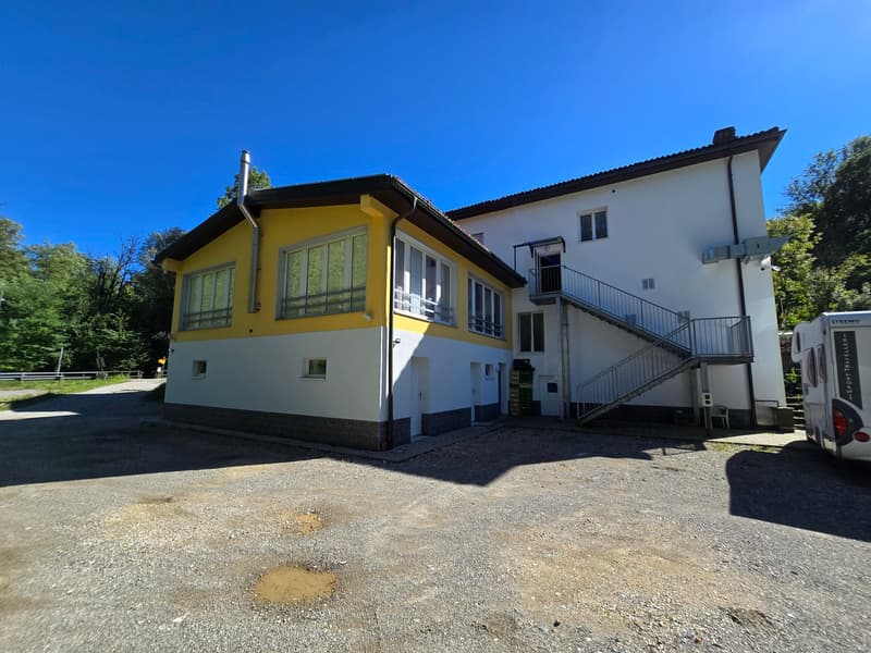 Structure with restaurant for one hundred guests and eight rooms with ...