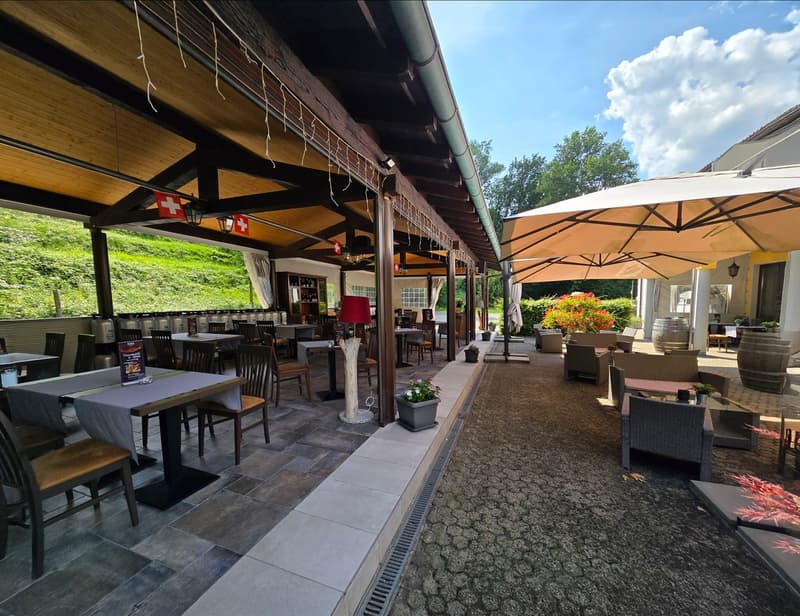 Structure with restaurant for one hundred guests and eight rooms with ...