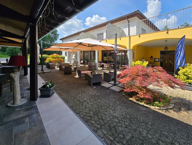 Structure with restaurant for one hundred guests and eight rooms with ...