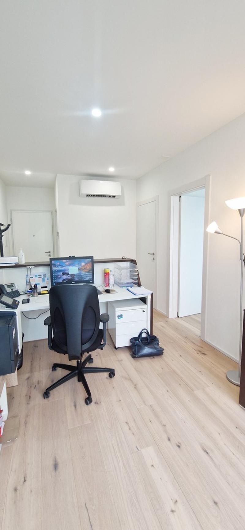 Brand new 3-room office in an area with great visibility.