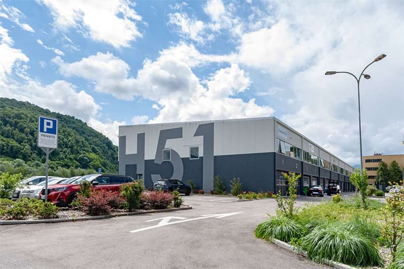 Ein auf zwei Ebenen anpassbares Box-System in strategischer Lage