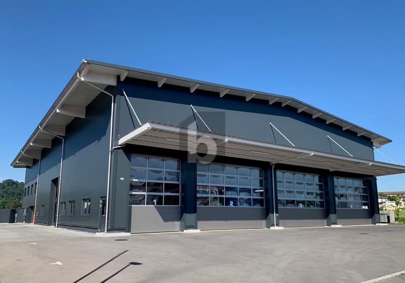 500 - 700 M2 with high ceilings and entrance gates