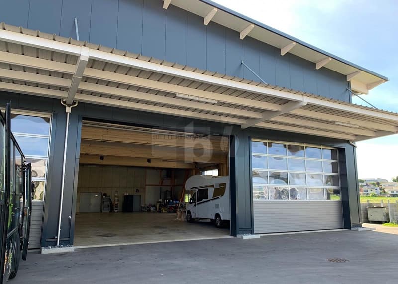 500 - 700 M2 with high ceilings and entrance gates