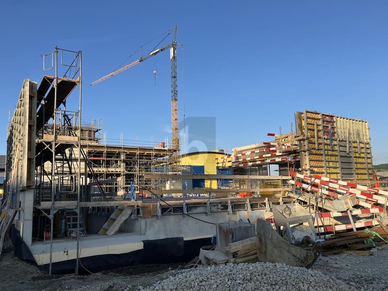 SPACIOUS NEW BUILDING WITH AMPLE PARKING SPACES