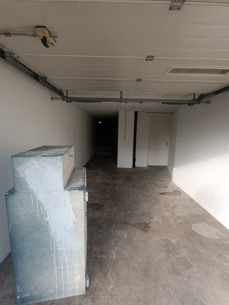 Garage box with additional storage space for rent